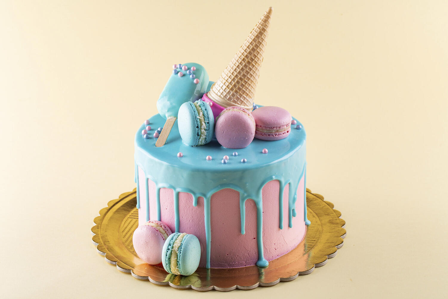 Tort drip cu macarons și cornuleț | Dulcinella - Torturi La Comandă ...